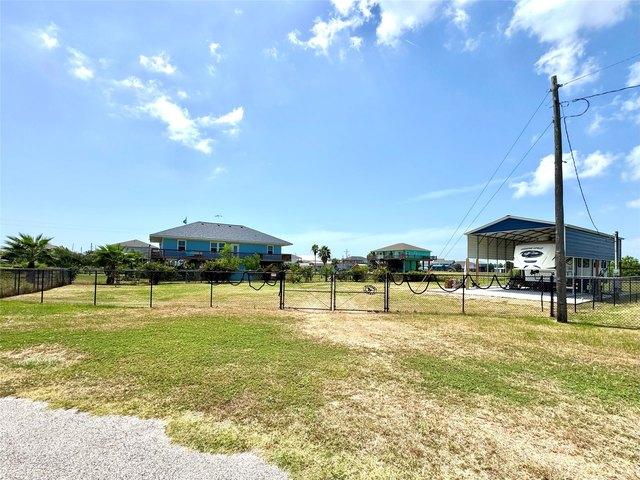 915 W Verdia Dr, Crystal Beach, TX 77650