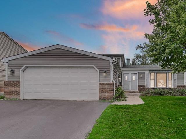 915 Wampum Ct, Carol Stream, IL 60188