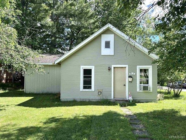 915 Wells St, Iron Mountain, MI 49801