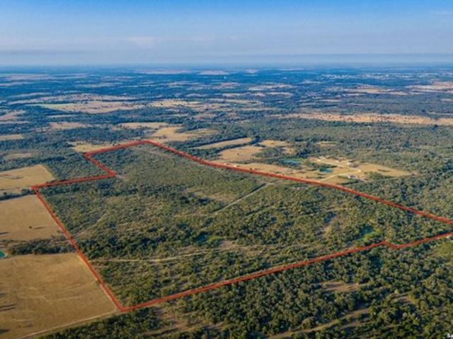 916 County Road 421, Waelder, TX 78959
