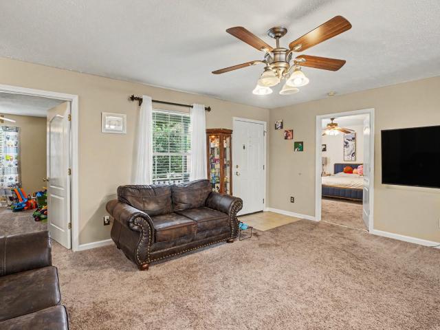 916 Creekview Dr