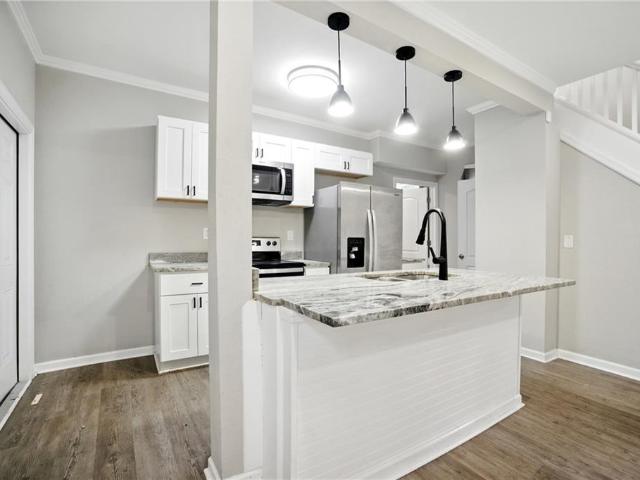 916 Douglas AVE