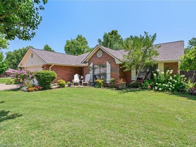 916 E Helen St, Sallisaw, OK 74955