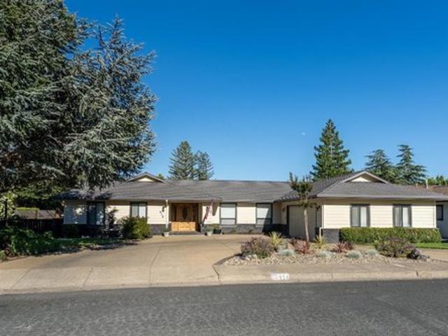 916 Fairway Ave, Ukiah, CA 95482