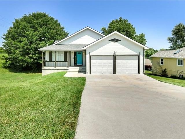 916 Lewis Dr, Leavenworth, KS 66048