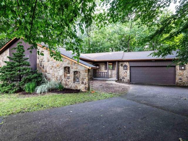 916 N Park Ridge Ct, Bloomington, IN 47408