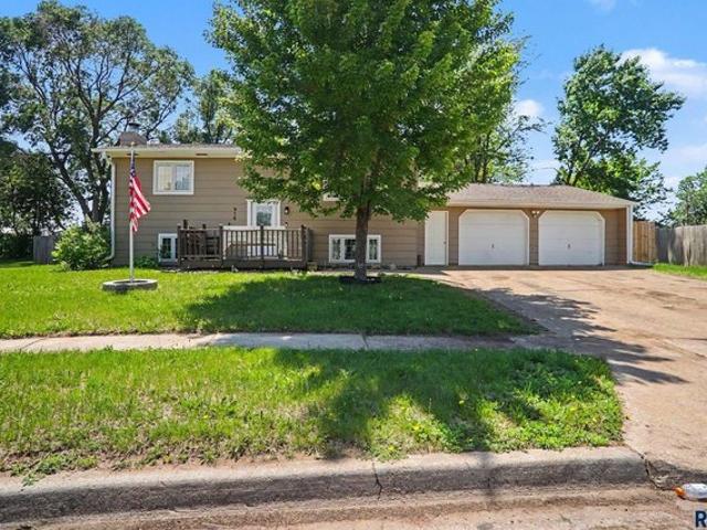 916 S Patrician Ct, Brandon, SD 57005