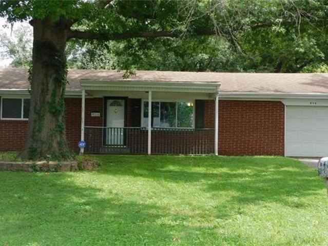 916 Peony Dr, Belleville, IL 62220