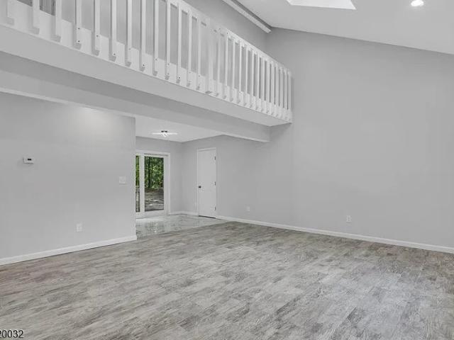 916 W Commodore Blvd