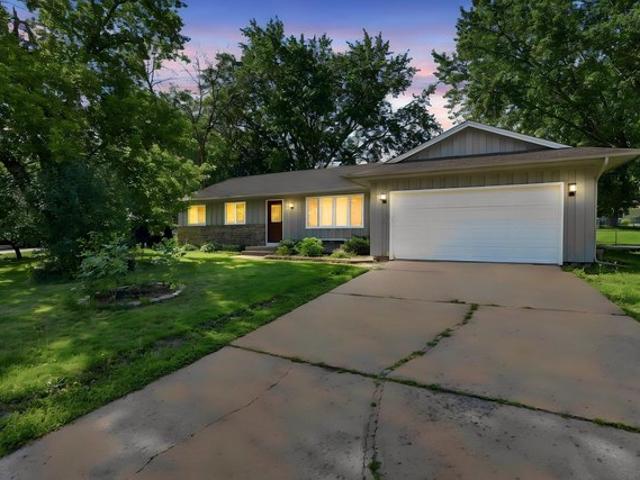 916 Whitney Dr, Apple Valley, MN 55124