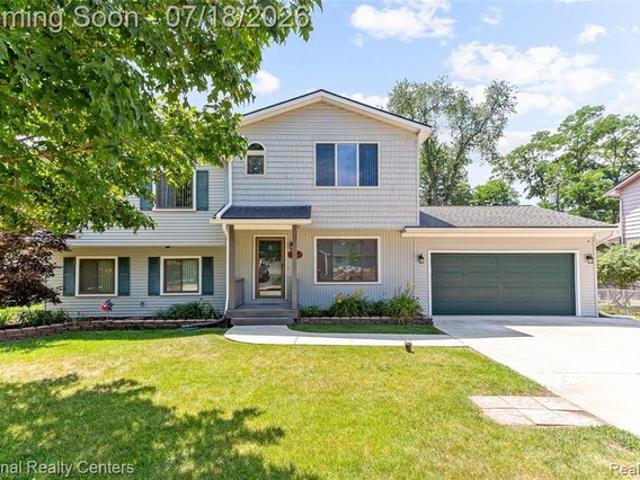 9175 Pennfield Ave, White Lake, MI 48386