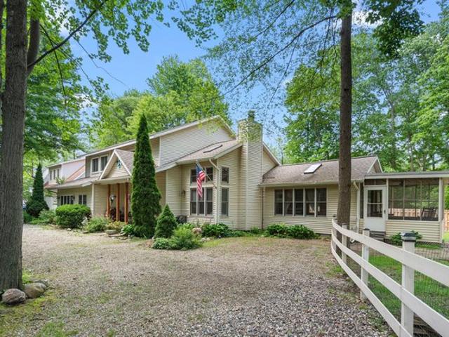9177 Shady Ln, Lakeside, MI 49116