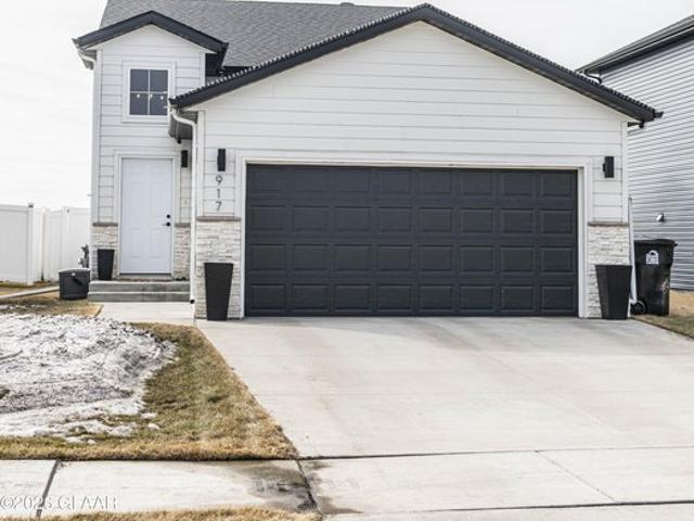 917 David Dr, Grand Forks, ND 58201