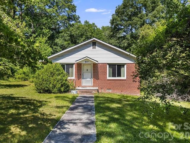 917 Fassifern Ct, Hendersonville, NC 28791