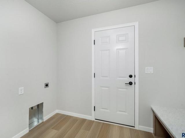 917 N Main St, Lennox, SD 57039
