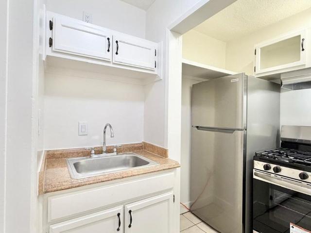 917 S Kenmore Ave Studio Apartment for Rent at 917 S Kenmore Ave, Los Angeles, CA 90006 Wilshire Center Koreatown