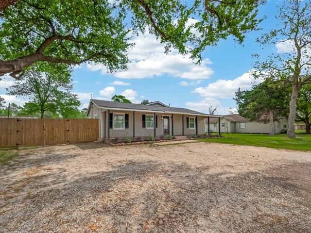 917 S Main St, Highlands, TX 77562