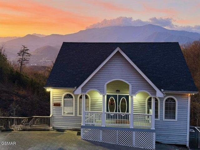 917 Woodsmoke Way, Gatlinburg, TN 37738