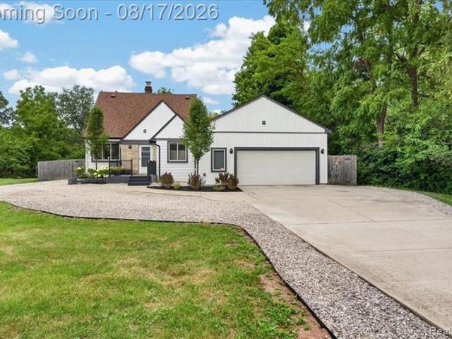 9188 Highland Dr, Grosse Ile, MI 48138