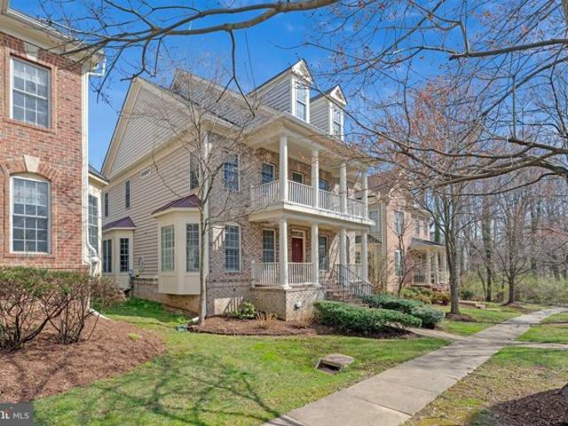 9183 Topaz St, Fairfax, VA 22031