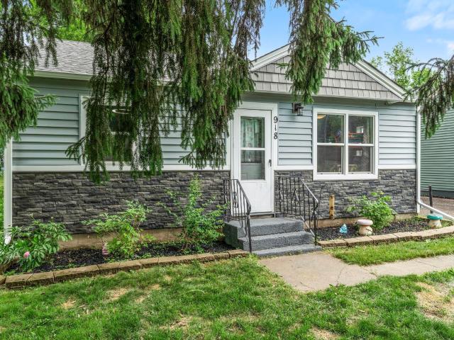 918 Maple Avenue E