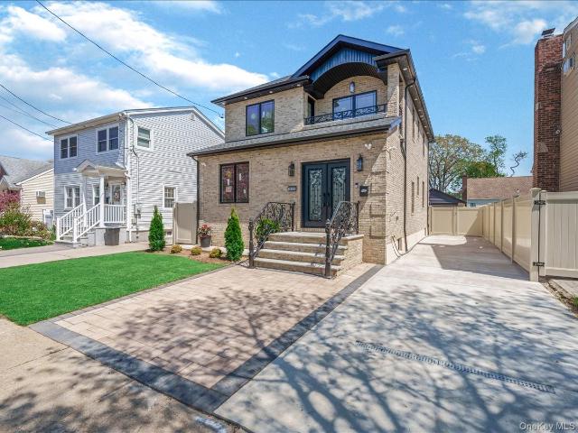 918 N 6th St, North New Hyde Park, NY 11040 | MLS #954941 | Compass
