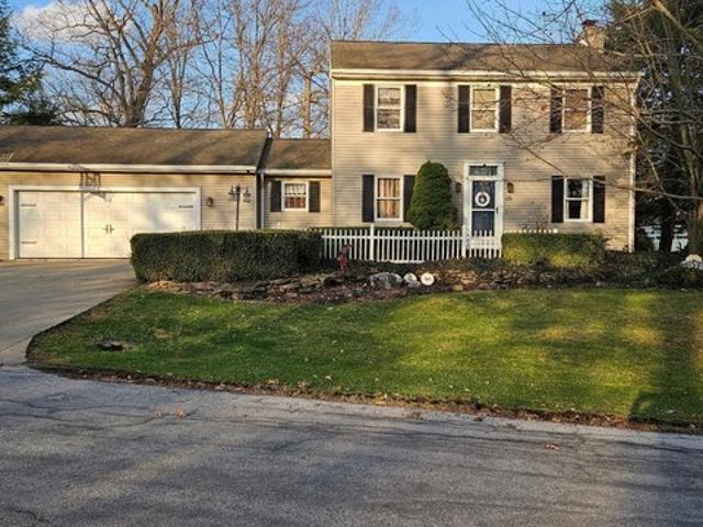 918 Neil Armstrong Dr, Wapakoneta, OH 45895