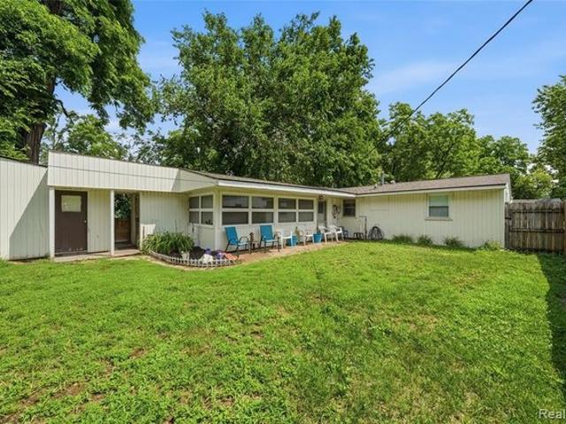 918 Pine Tree Rd, Lake Orion, MI 48362