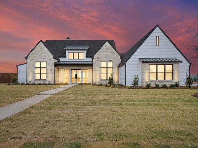 919 Fawn Dr, McGregor, TX 76657