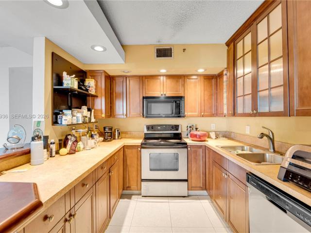 919 Hillcrest Dr, Unit 704, Hollywood, FL 33021 | MLS #A11983 | Compass