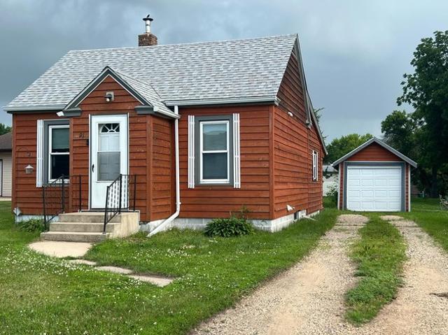 91 6th St, Windom, MN 56101