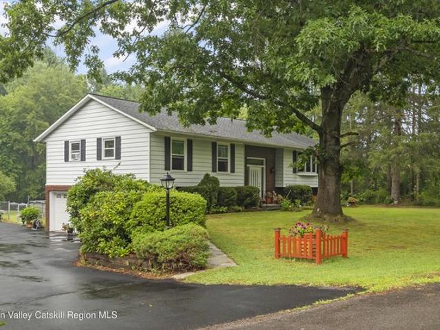 91 Whitney Dr, Valatie, NY 12184