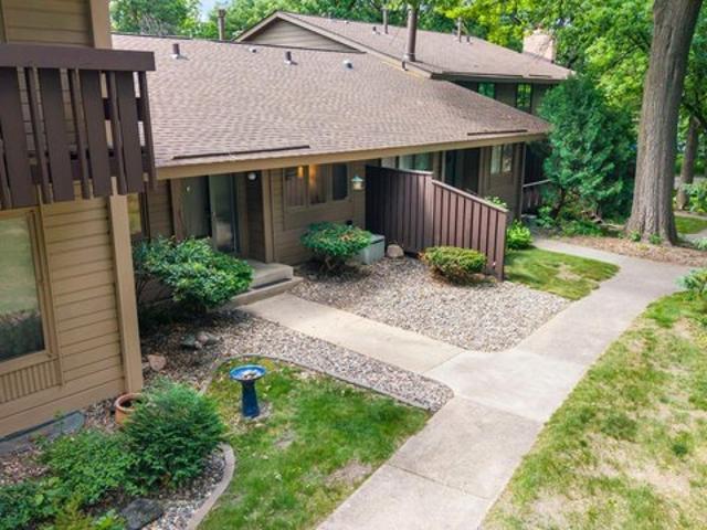 91 Birnamwood Dr, Burnsville, MN 55337