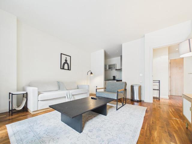 91 Discovery Dock Apartments West, 2. 1 bed flat to rent £2,300 pcm £531 pw