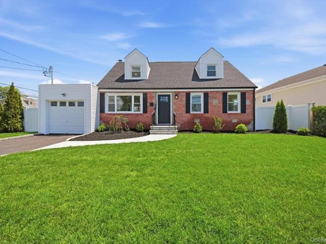 91 Doges Promenade, Lindenhurst, NY 11757