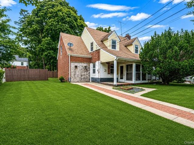 91 E Milton St, Freeport, NY 11520