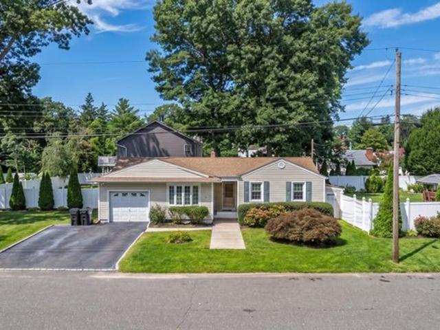 91 Haynes Ave, West Islip, NY 11795