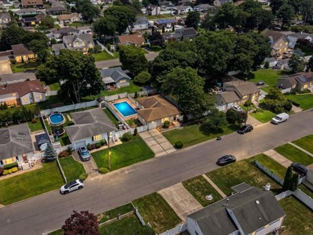 91 Mohawk Ave, Deer Park, NY 11729