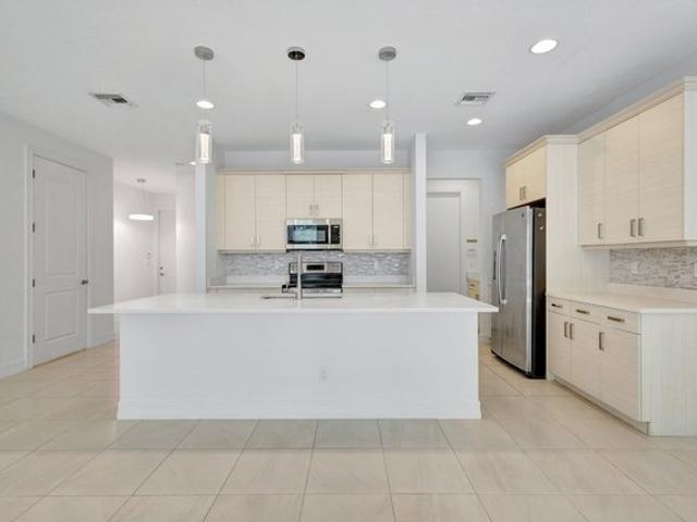 91 Palm Ln, Royal Palm Beach, FL 33411