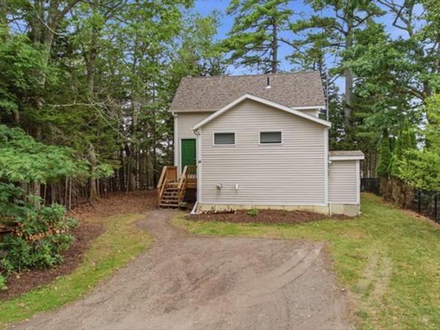 91 Shore Dr, Freeport, ME 04032