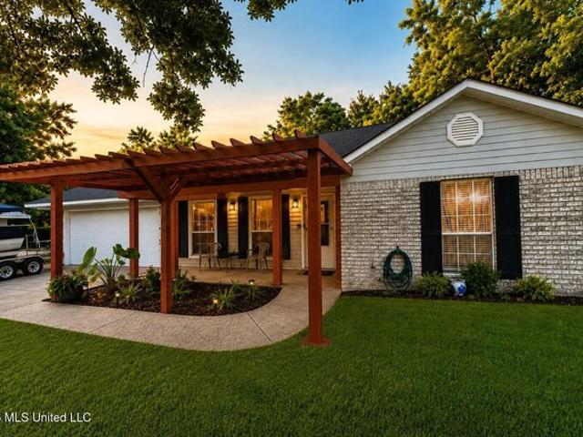9208 Seahorse Ave, Ocean Springs, MS 39564