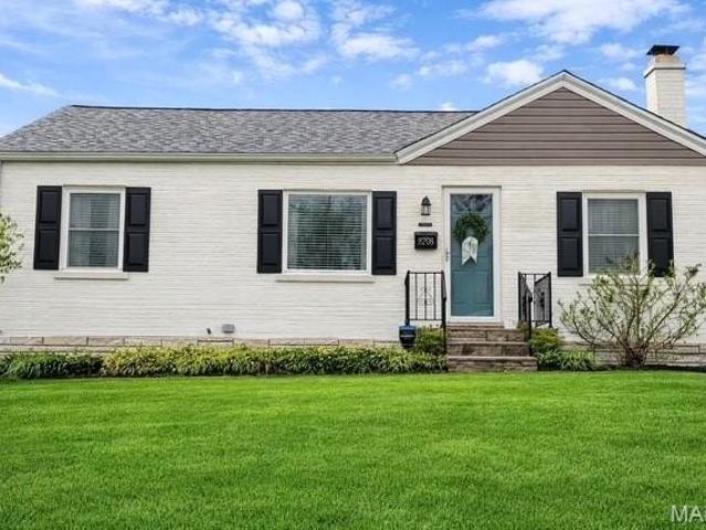 9208 Southview Ln, Saint Louis, MO 63123