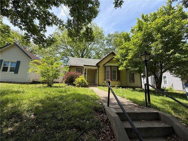 920 Columbia Ave, Leavenworth, KS 66048