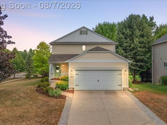 920 E Caroline St, Fenton, MI 48430