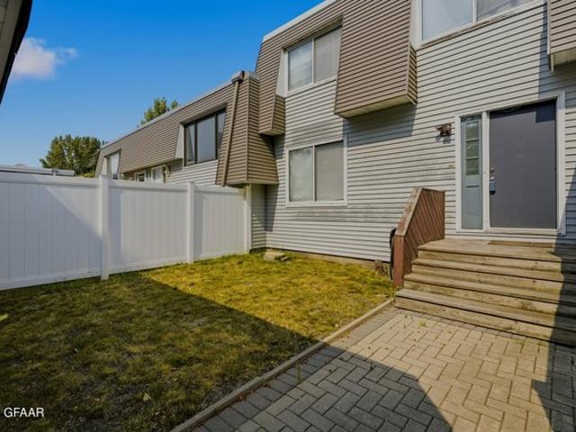 920 N 39th St, Grand Forks, ND 58203