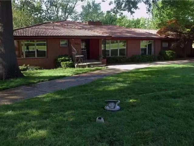 920 North Woodland Drive, Kansas City, MO 64118