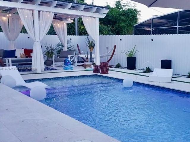 920 NE 159th St, North Miami Beach, FL 33162