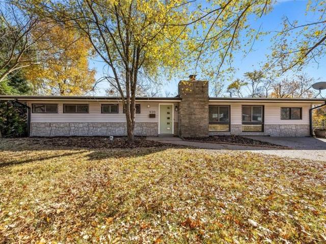 920 Volz Dr, Saint Louis, MO 63126