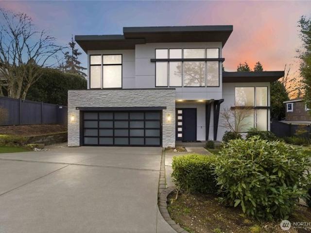 9215 NE 32nd St, Clyde Hill, WA 98004