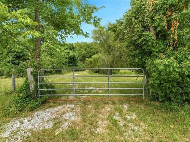 9215 Valley Garden Dr, Kansas City, MO 64139